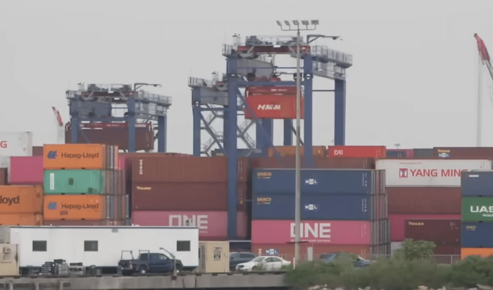 Dock workers' union calls strike paralyzing the movement of goods ...