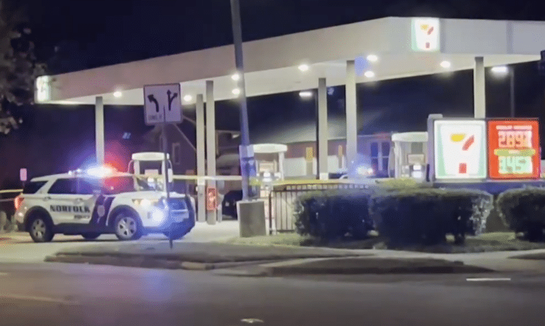 Knife wielding man robs 7-eleven - Absolute News
