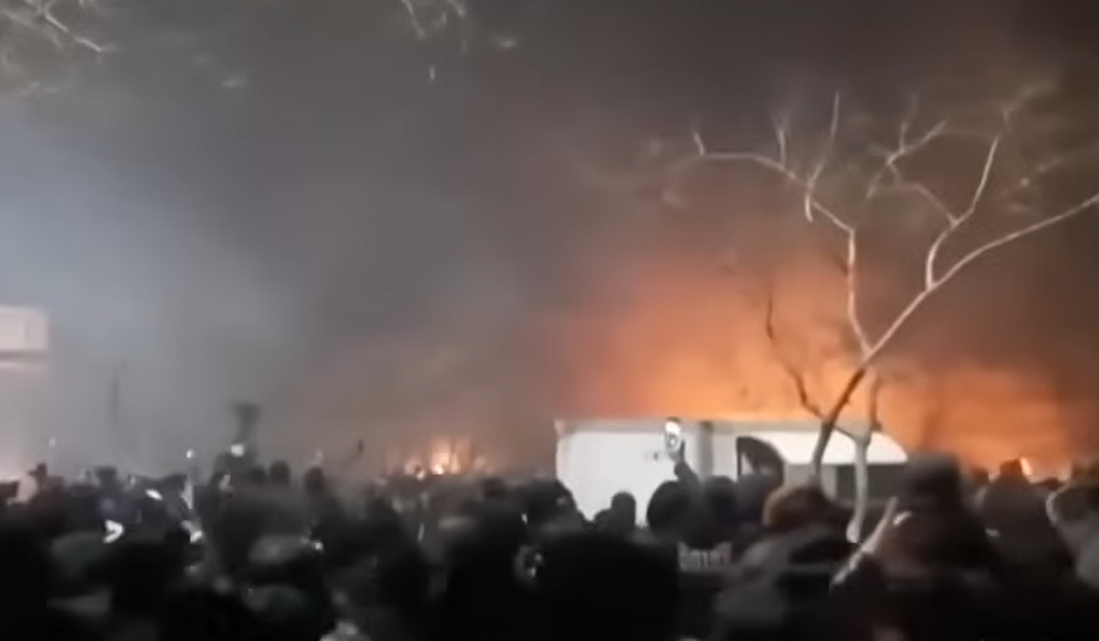 Iran protest deaths rise as U.S. weighs military options - Absolute News