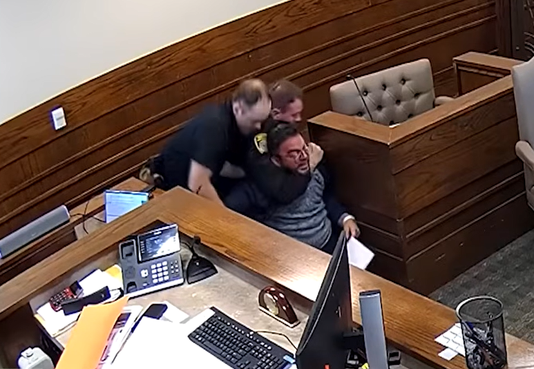 Attorney jailed after courtroom clash with judge - Absolute News